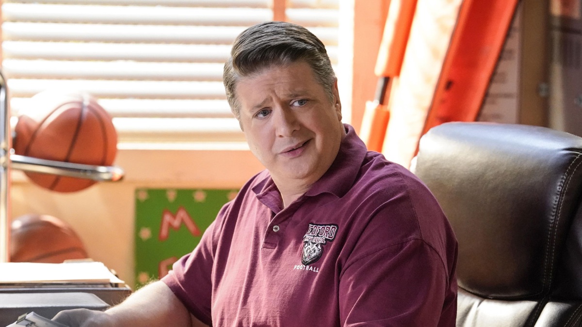 ‎A Suitcase Full of Cash and a Yellow Clown Car - Young Sheldon (Series ...