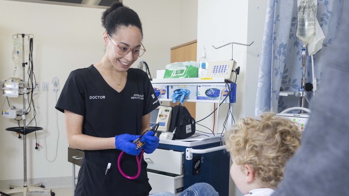 Spider Bite – Junior Doctors Down Under (Season 1, Episode 2) - Apple ...
