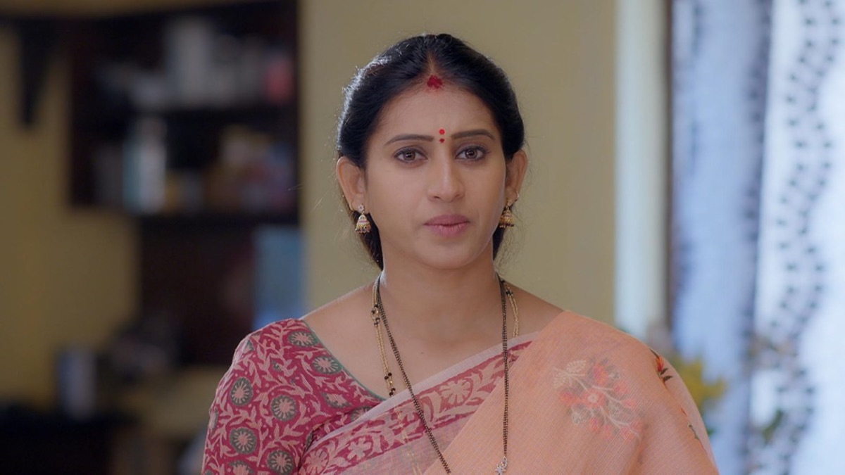 ‎Showrya takes Sampada to his grandfather’s house - Inti Guttu (Series ...