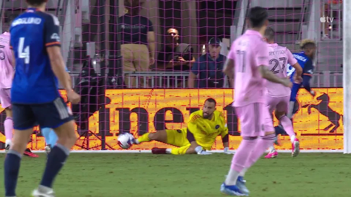 Save: D. Callender vs. CIN, 50' (en español) - Watch MLS Highlights