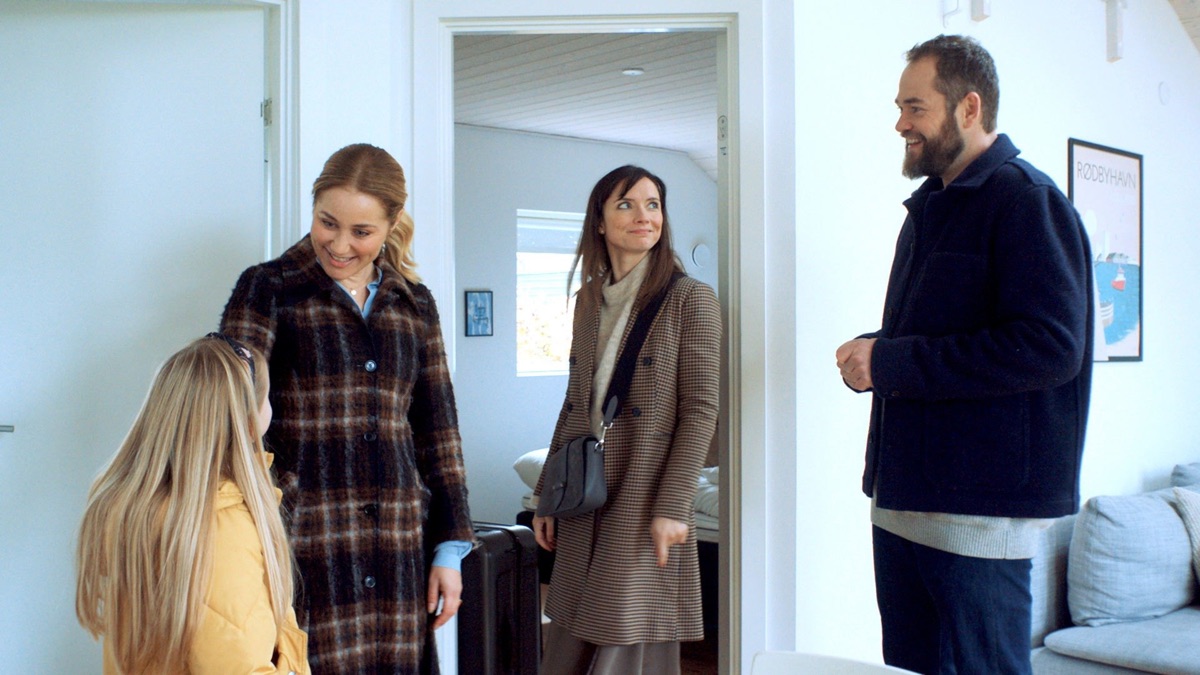 The Family Outing – Hand in Hand (Season 2, Episode 6) - Apple TV (AU)