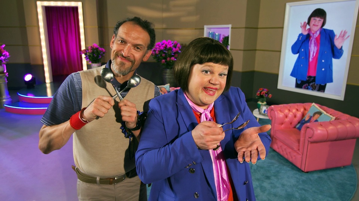 Gail Plays the Spoons - Gigglebiz (Series 5, Episode 114) - Apple TV (UK)