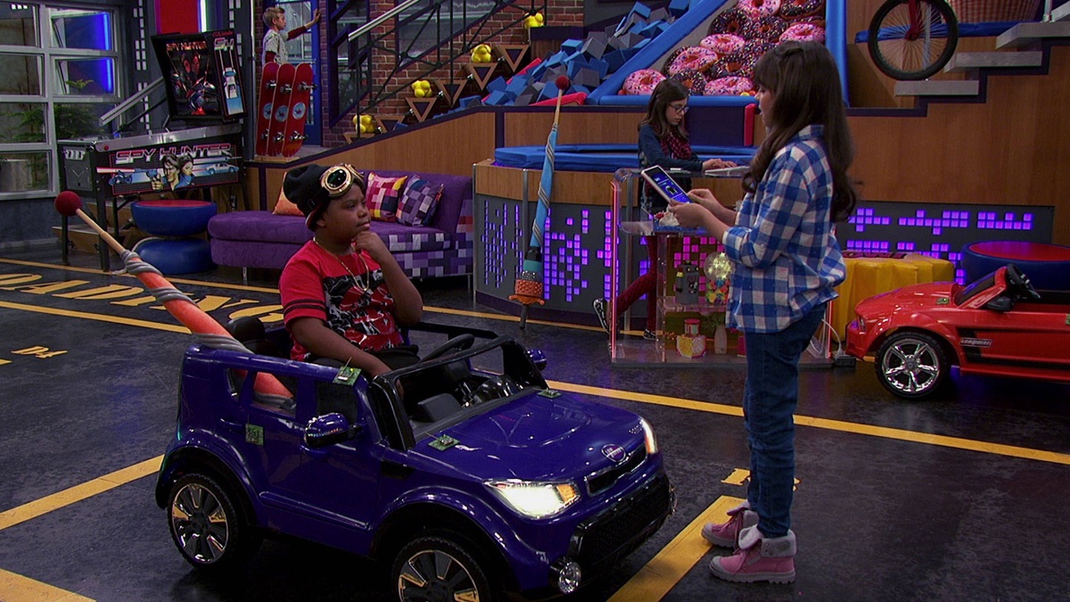 Babe's Jacket - Game Shakers (Series 1, Episode 3) - Apple TV (UK)