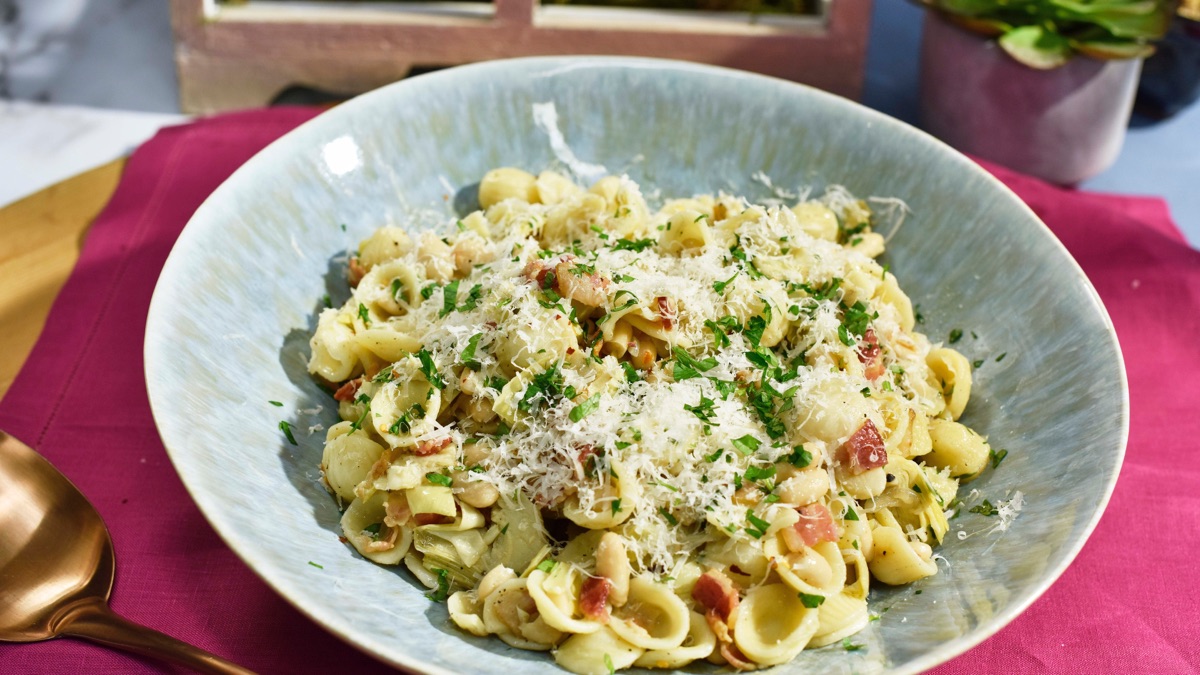 Dining on A Dime - The Kitchen (Season 15, Episode 13) - Apple TV