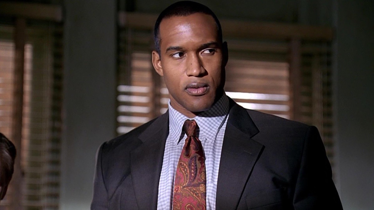 ‎Yo, Adrian - NYPD BLUE (Series 10, Episode 21) - Apple TV (SA)