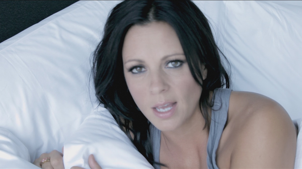‎A Little Bit Stronger - Music Video by Sara Evans - Apple Music
