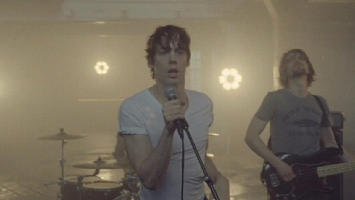 ‎Burberry Blue Eyes - Music Video by Razorlight - Apple Music