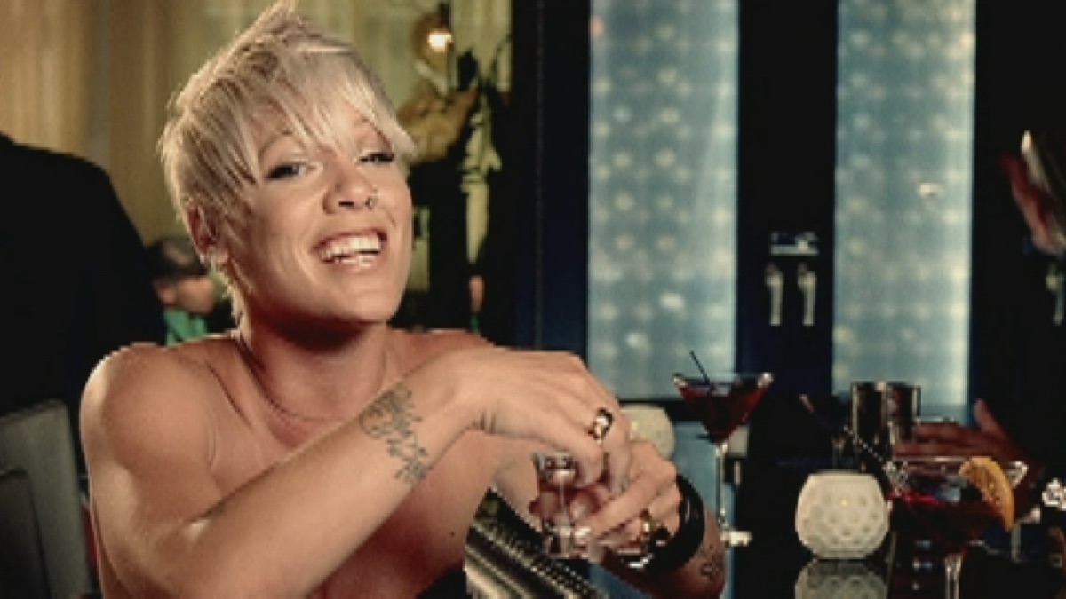 ‎So What – Clip vidéo par P!nk – Apple Music