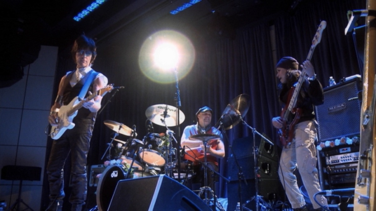 ‎Hammerhead (Live at the Grammy Museum, April 22, 2010) - Music Video ...