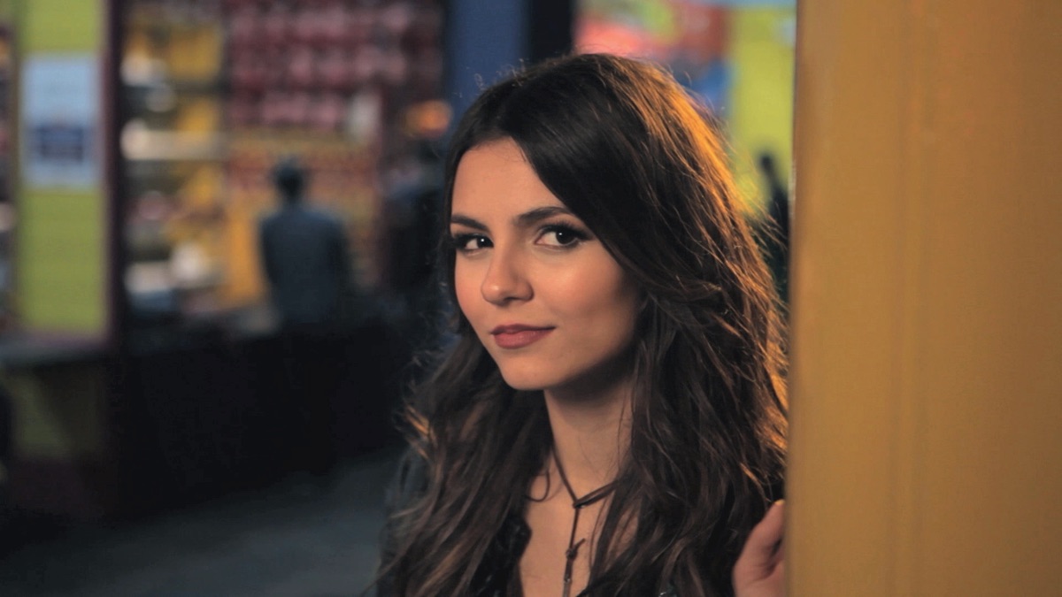 ‎Beggin' On Your Knees (feat. Victoria Justice) - Music Video by ...