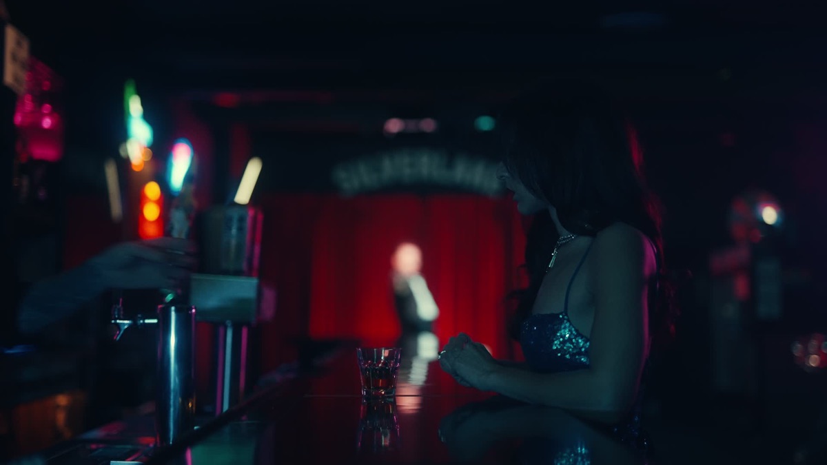 ‎Видеоклип «Saw In Half» — Jen Razavi — Apple Music