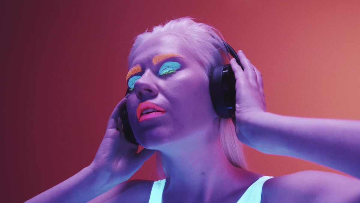 ‎Neon Soul - Music Video by SØRENSEN - Apple Music