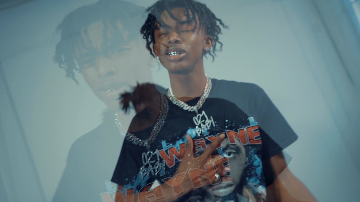 ‎Drop a Bag (feat. BabyDaiz) - Music Video by Kellylivinglarge - Apple ...