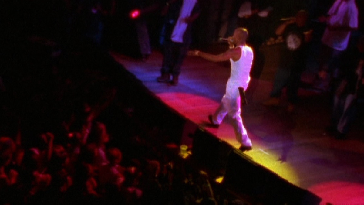 ‎Troublesome '96 (feat. Outlawz) [Live] - Music Video by 2Pac - Apple Music