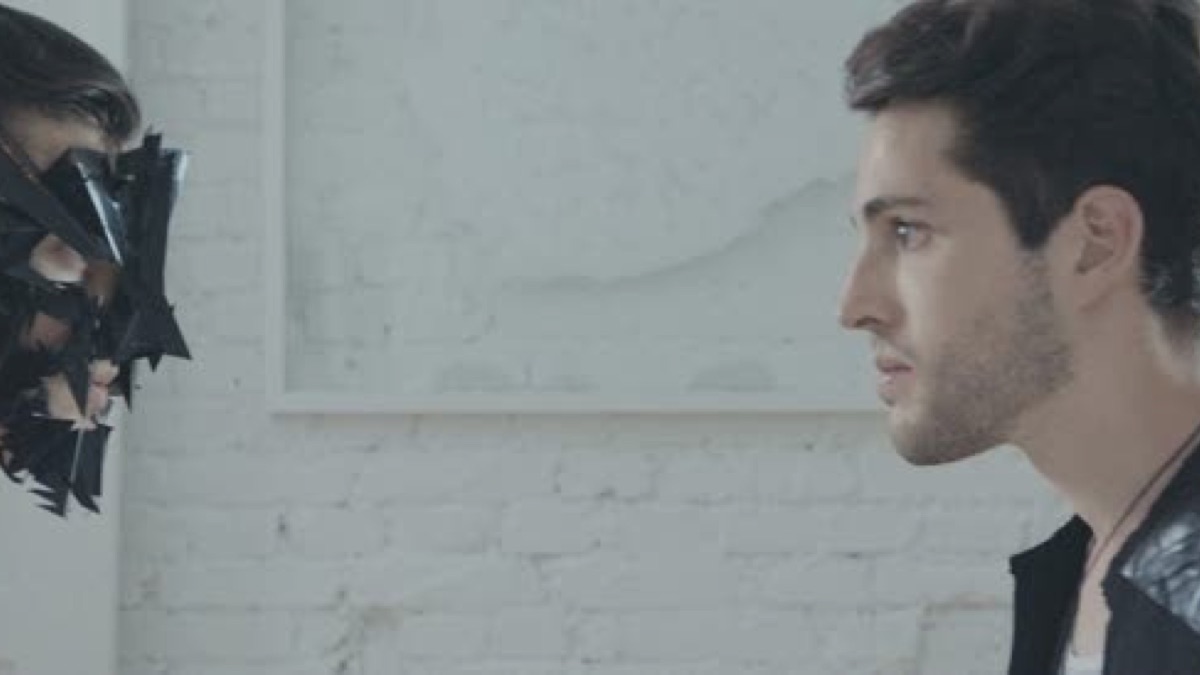 ‎Holding On To Love – Clip vidéo par Luke Black – Apple Music