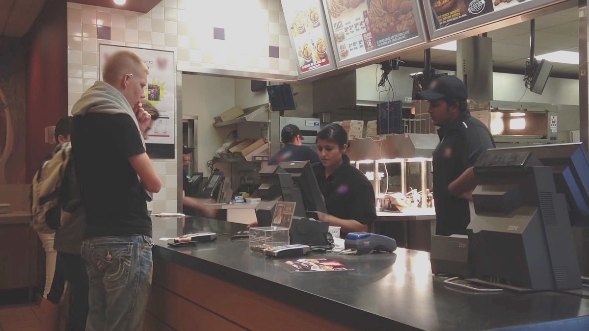 Customer Support – Customer Wars (Season 3, Episode 7) - Apple TV (CA)