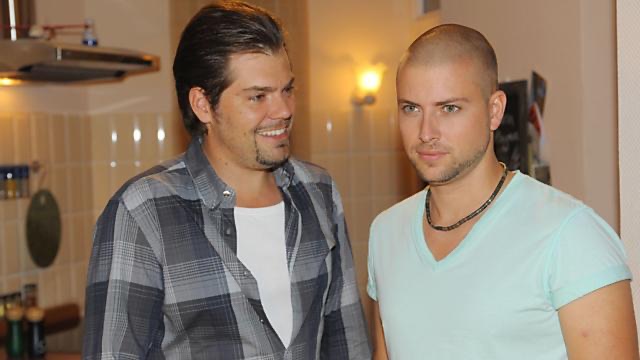 Leon zeigt John stolz die neue Wohnung - GZSZ (Staffel 2010, Folge 4583 ...