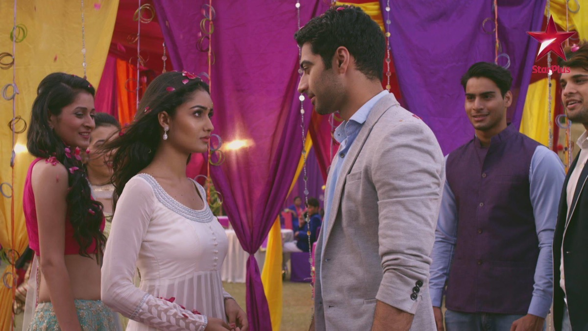 Adarsh is Attracted to Swadheenta - Dahleez (Season 1, Episode 1 ...