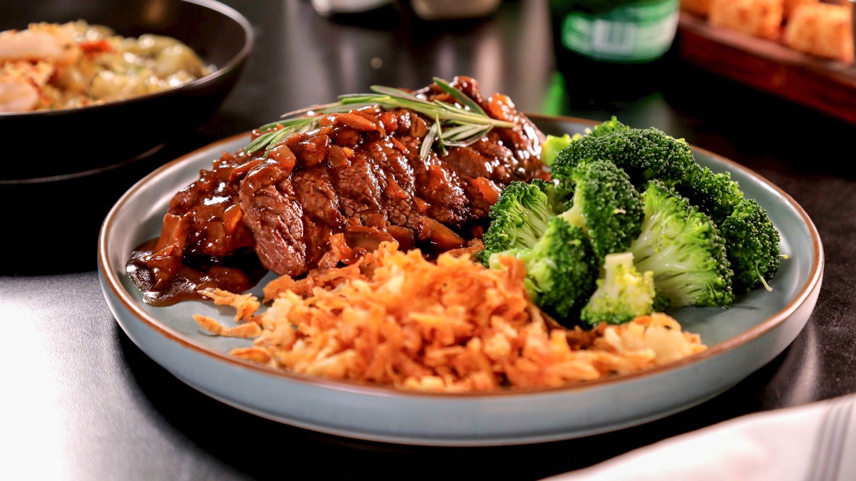 Triple D Nation: From Steak to Seafood - Diners, Drive-Ins and Dives ...