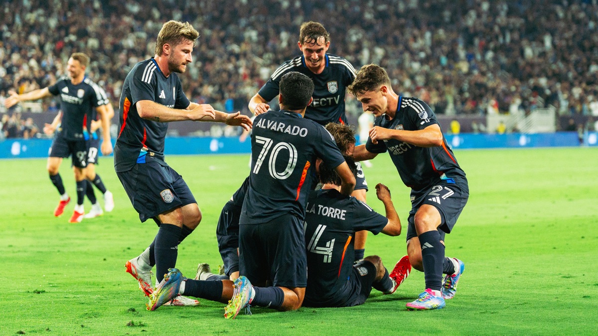 ‎Chrome & Azul: Football in Our Blood – San Diego Presents (Season 2025 ...