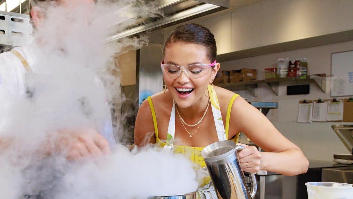 Selena + Lemon Grove - Selena + Restaurant (Season 1, Episode 3) - Apple TV