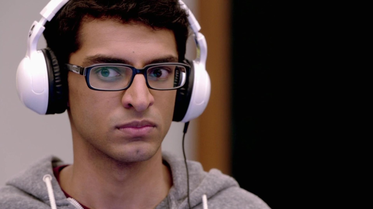 Pilot - Betas (Season 1, Episode 1) - Apple TV