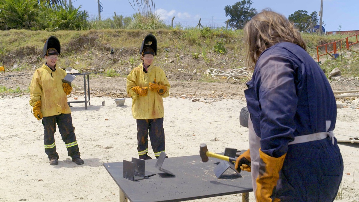 Walk and Chew Gum Baby - The Amazing Race (Season 36, Episode 7) - Apple TV
