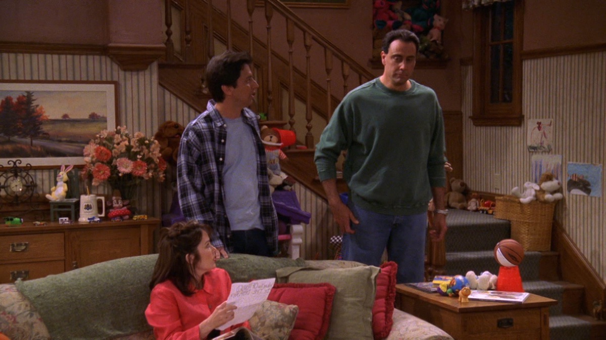 ‎Robert Moves Back – Everybody Loves Raymond (Season 3, Episode 25 ...