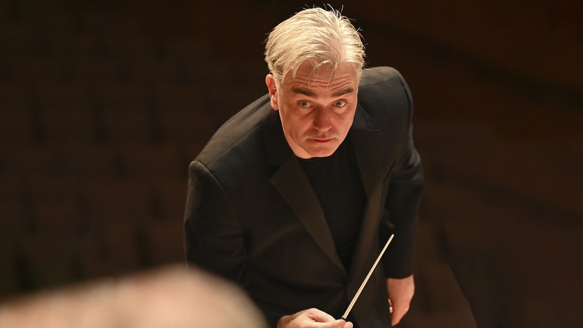 Gardner conducts Elgar - Apple TV (NL)