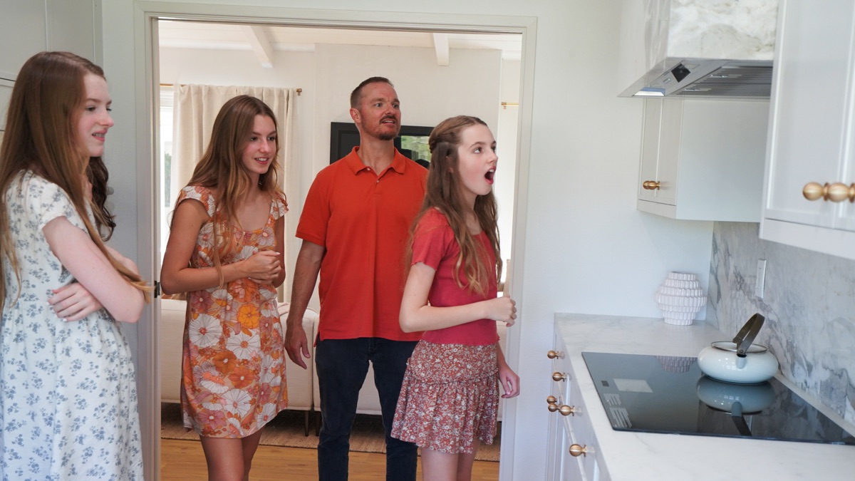 From Flooded to Fabulous - Izzy Does It (Season 1, Episode 5) - Apple TV