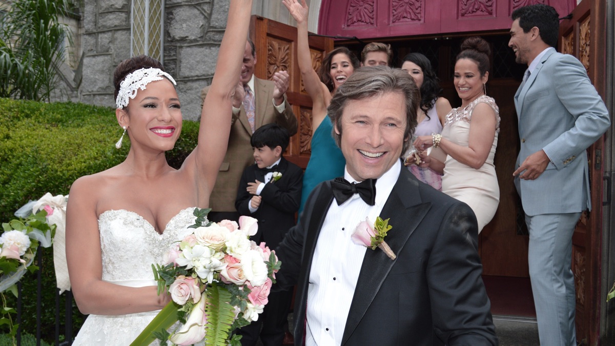 ‎Look Back in Anger - Devious Maids (Series 2, Episode 13) - Apple TV (IE)