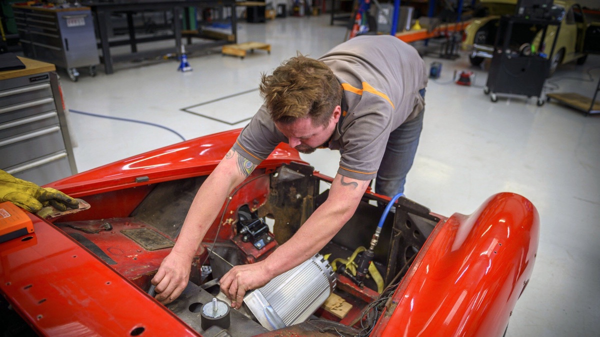 MG Midget - Vintage Voltage (Season 1, Episode 7) - Apple TV