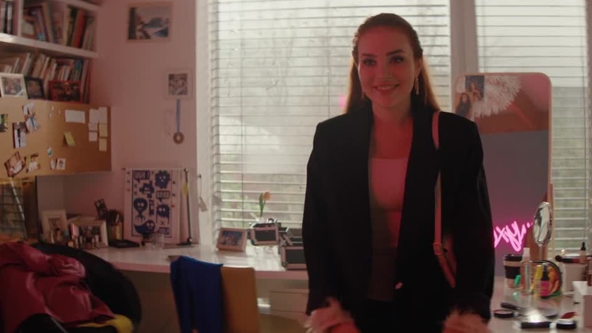 Cool Girl! - Apple TV