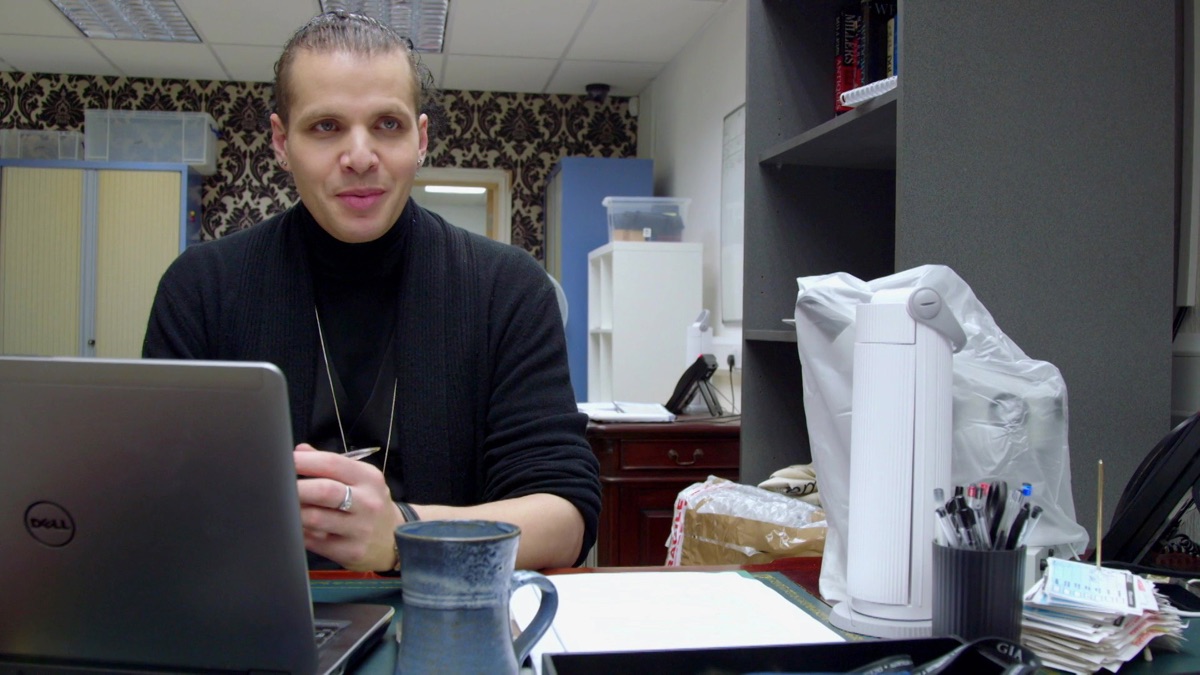 Episode 10 - Posh Pawn (Season 3, Episode 10) - Apple TV