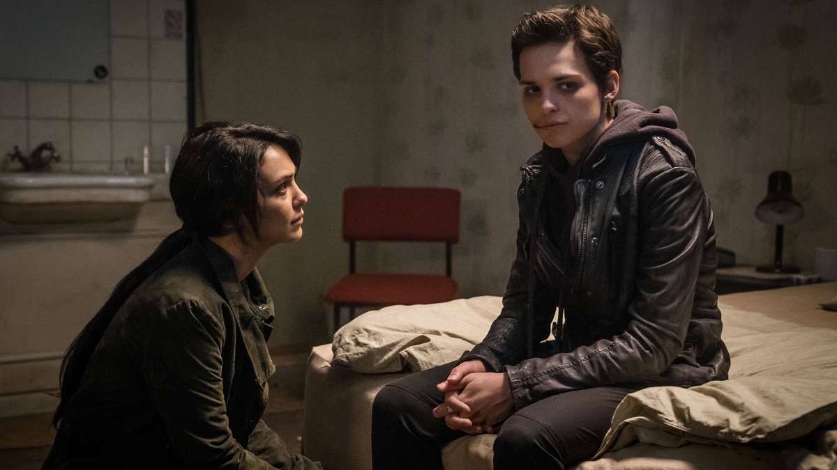 Both Sides Now - Counterpart (Series 1, Episode 4) - Apple TV (QA)