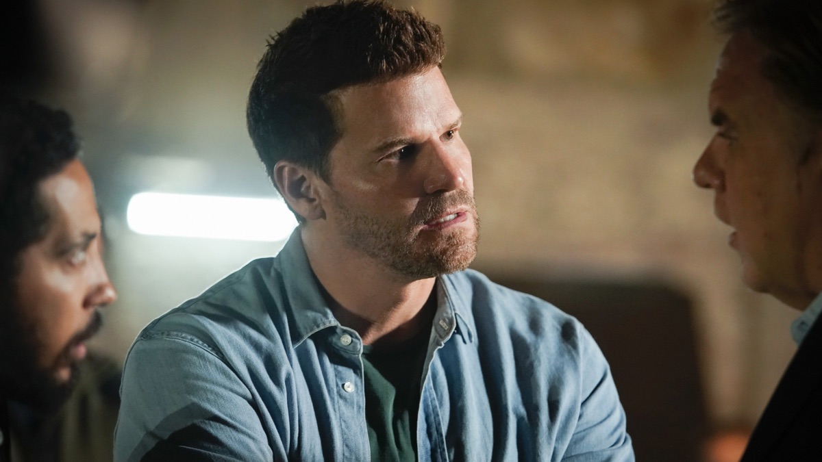 ‎Ghosts of Christmas Future - SEAL Team (Series 1, Episode 4) - Apple ...