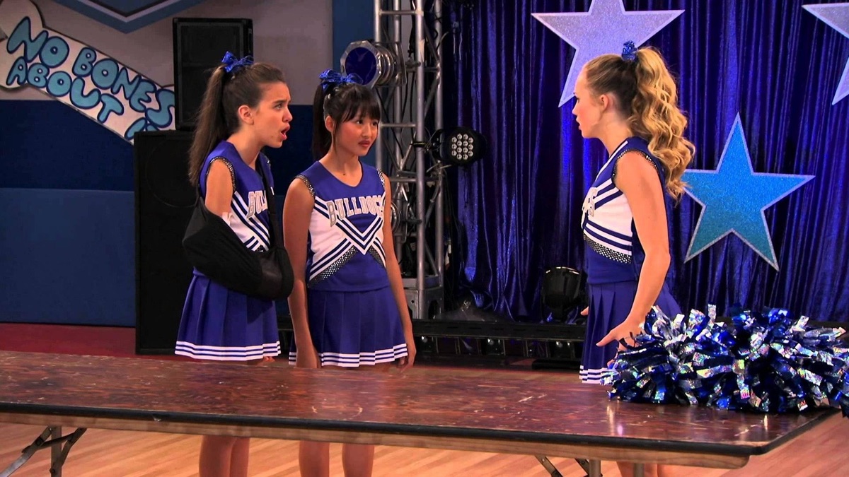 Newbie QB Pt. I – Bella and the Bulldogs (Series 1, Episode 1) | Apple ...