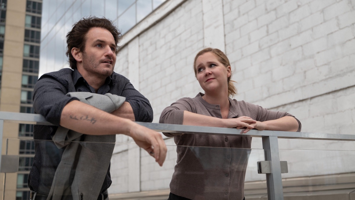 Out on the Island - Life & Beth (Series 1, Episode 3) - Apple TV (FI)