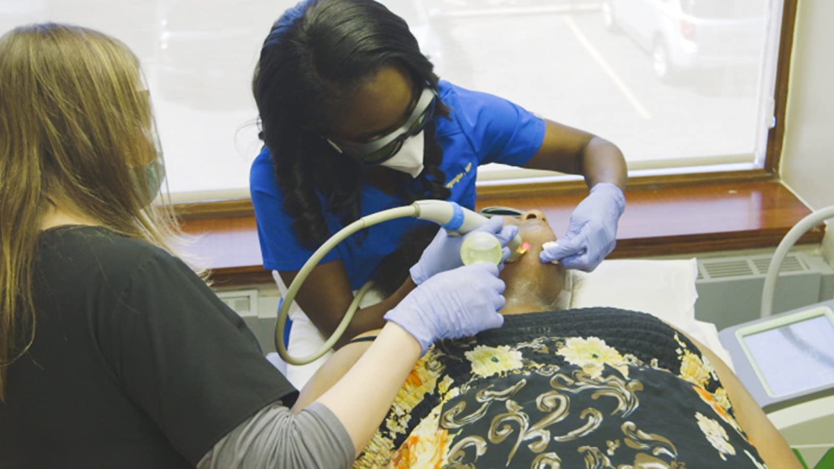 Bosses et grosseurs - Dr Mercy : dermato au grand cœur (saison 1 ...