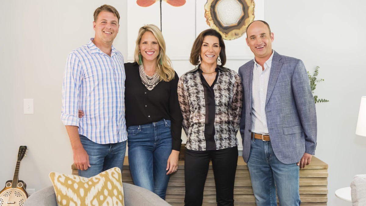 On Shaky Ground - Love It or List It (Season 16, Episode 1) - Apple TV