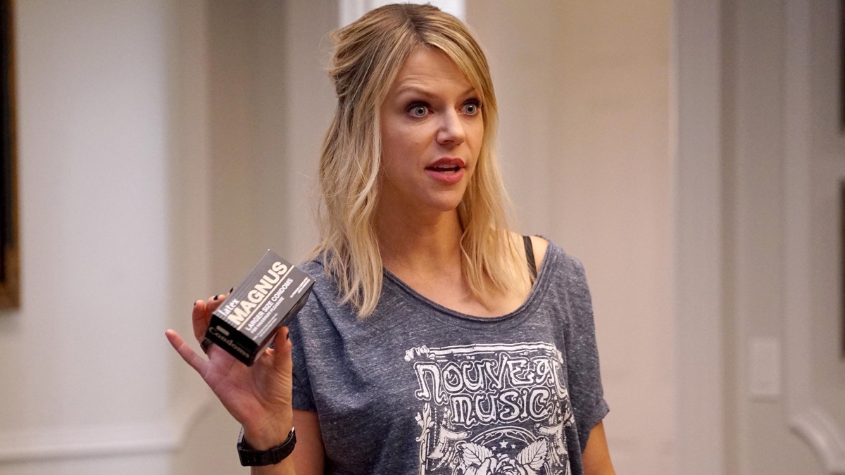 The Buffer - The Mick (Season 1, Episode 3) - Apple TV