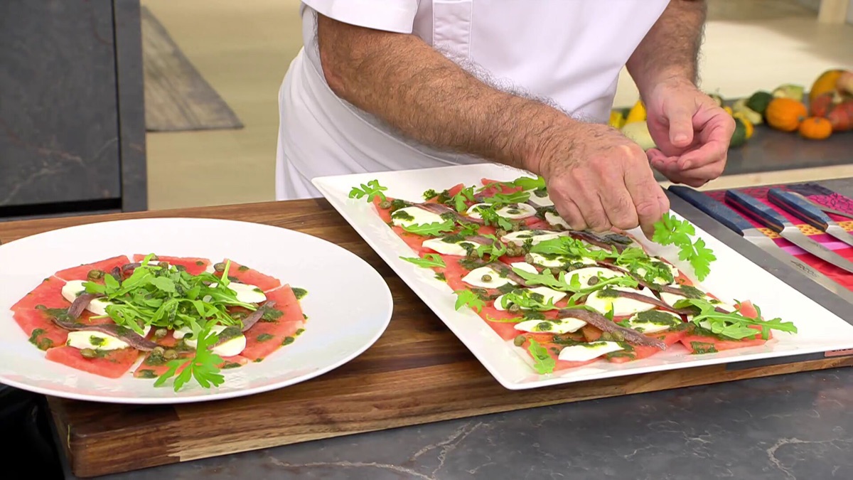 Carpaccio de sandía con mozzarella y anchoas y pechuga de pollo al ...