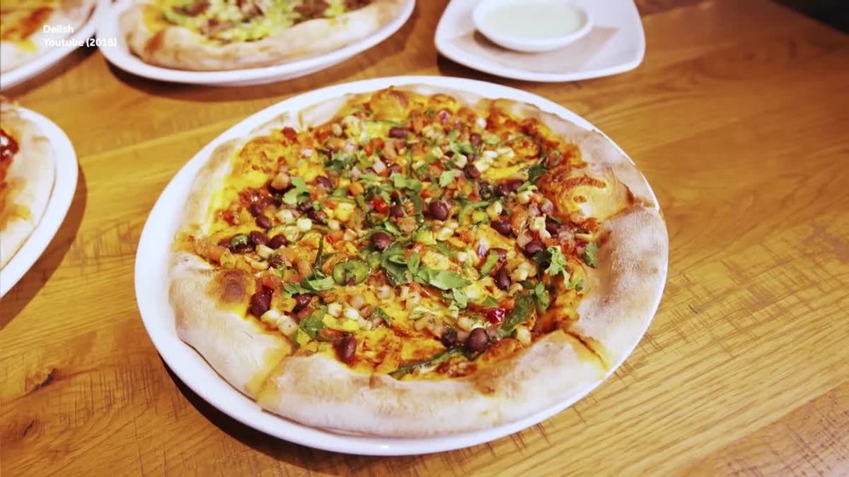 ‎US Pizza Styles,90's Giant Pizza Wars – Weird History Food: The Series ...