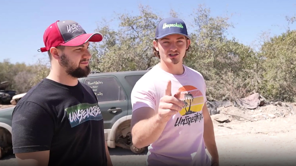 ‎Surviving Overnight in $60 Million Doomsday Bunker / My Tank vs. Real ...