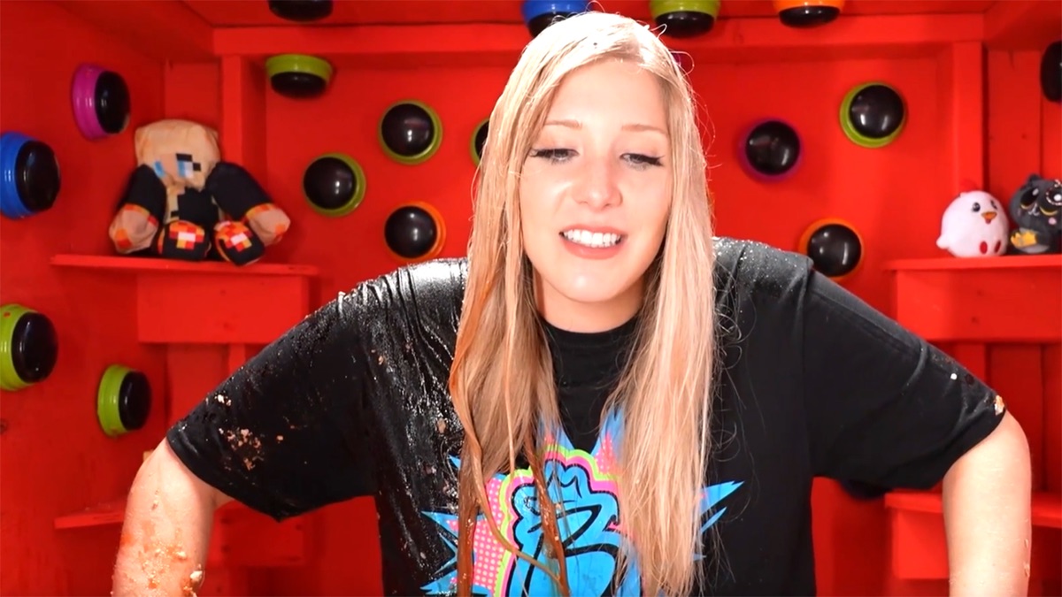 100 Tiny vs Giant Mystery Buttons But Only One Lets You Escape / World ...