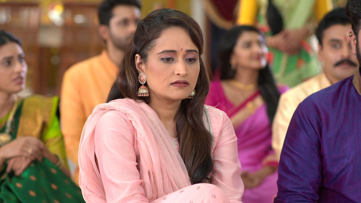 Sharvari Faces Backlash - Gharo Ghari Maatichya Chuli (Season 1 ...