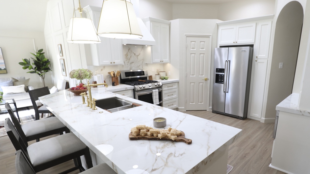 Porcelain Punch Up - No Demo Reno (Series 3, Episode 2) - Apple TV (UK)