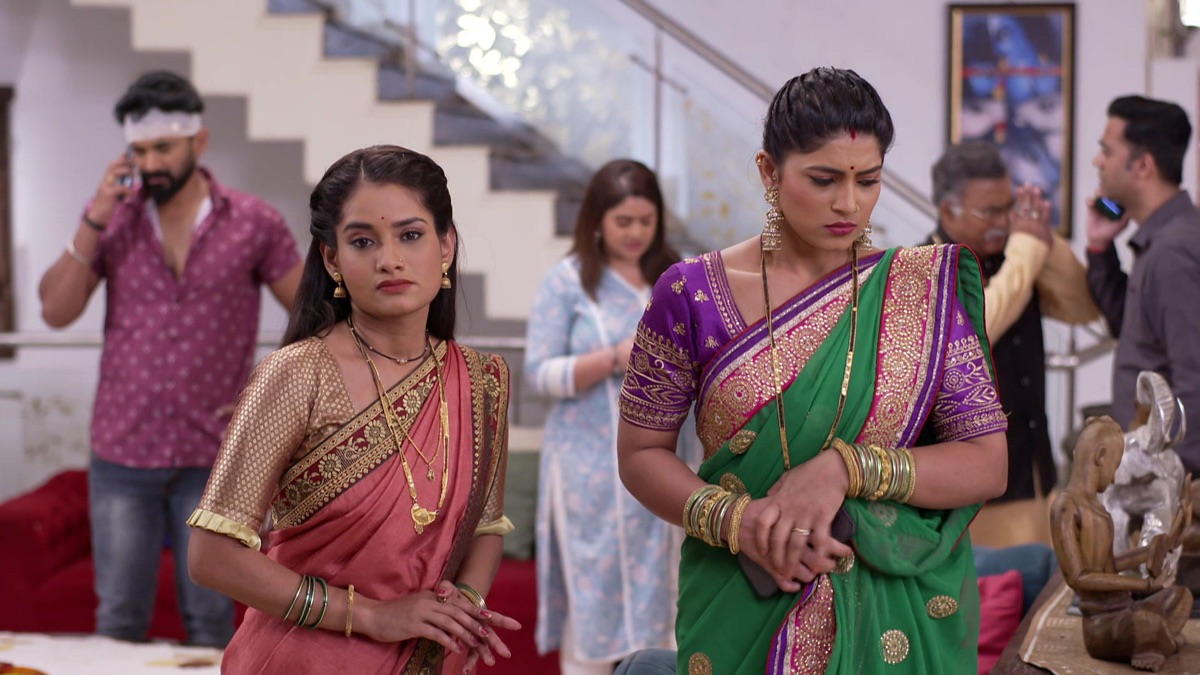 Pinky Is Suspicious of Chitra - Pinkicha Vijay Aso (Season 1, Episode ...