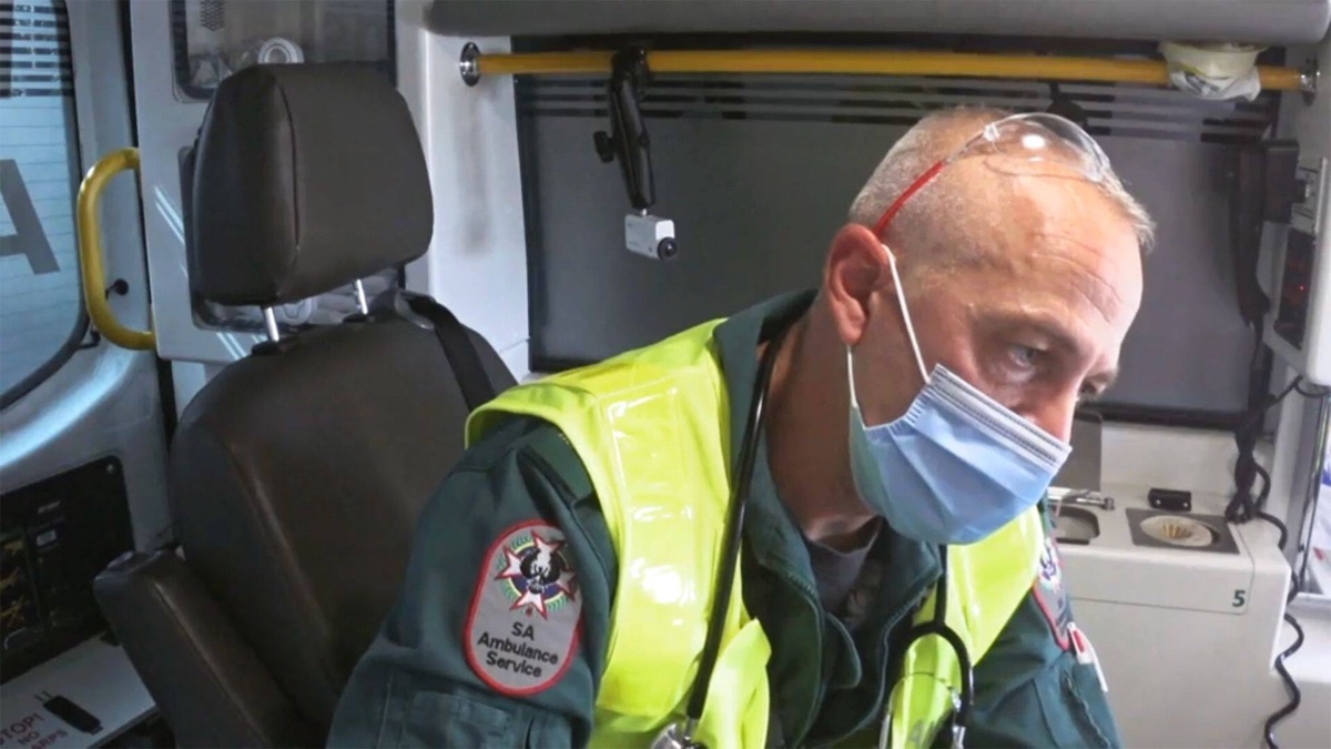 ‎Episode 1 – Paramedics (Season 5, Episode 1) - Apple TV (AU)