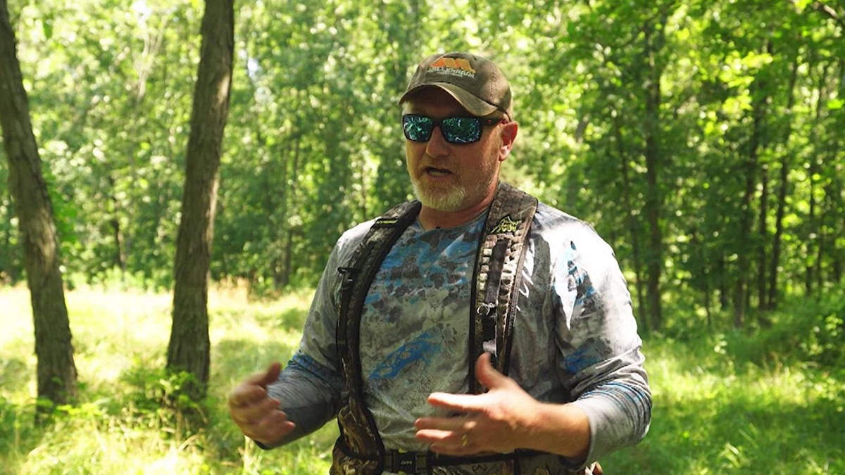 Tyler Rees and the Decoy Deer – Whitetail Freaks (Season 18, Episode 3 ...